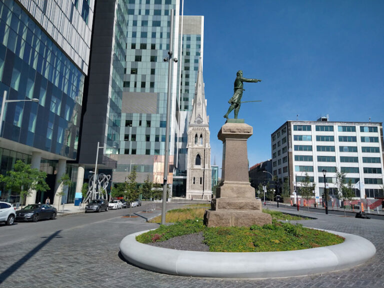 Viger Square, Le Faubourg à m’lasse and area – WalkMontréal