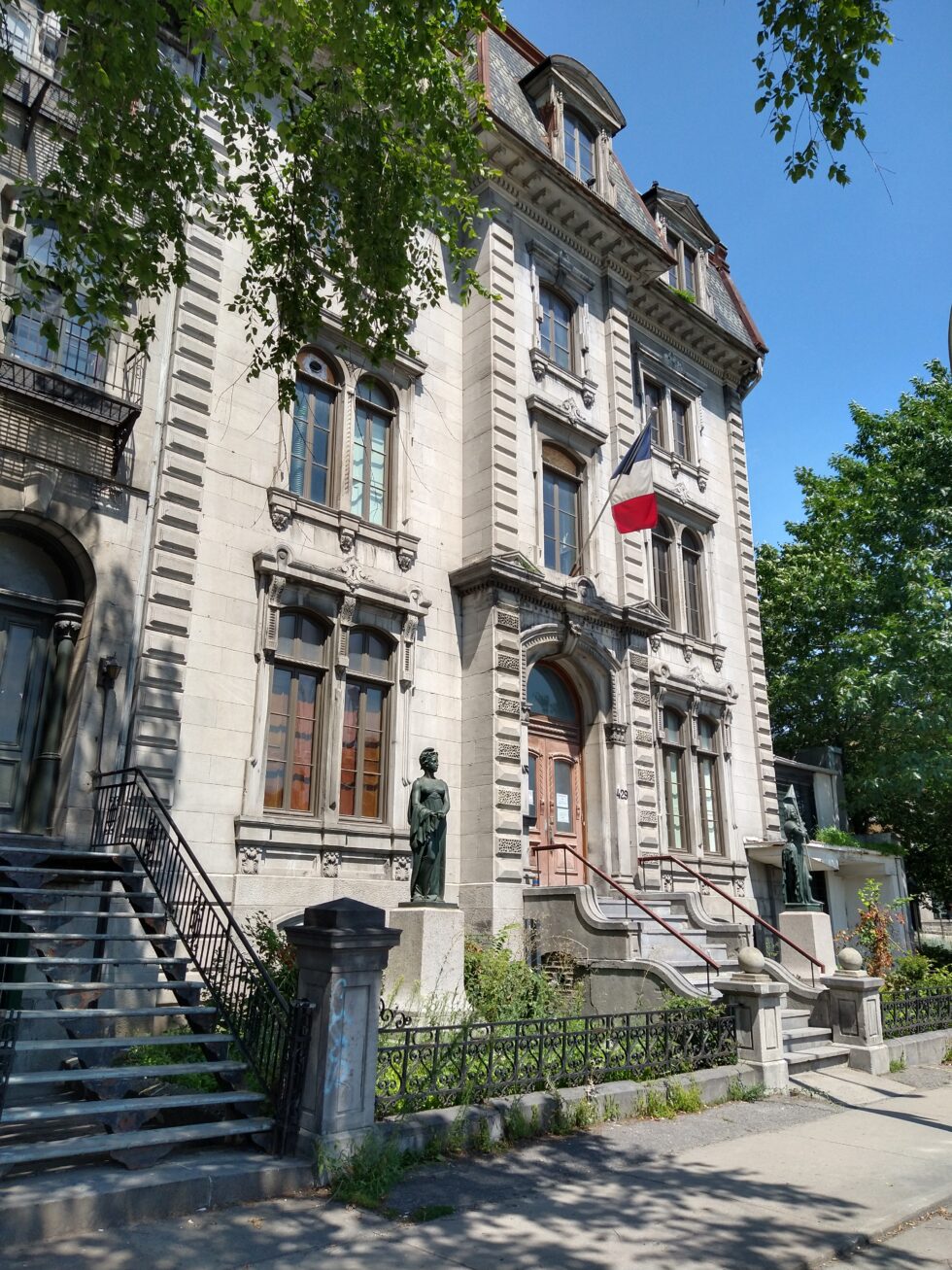 Viger Square, Le Faubourg à m’lasse and area – Walk Montreal