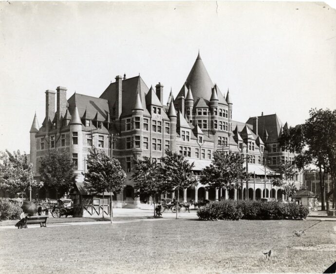 Viger Square, Le Faubourg à m’lasse and area – WalkMontréal